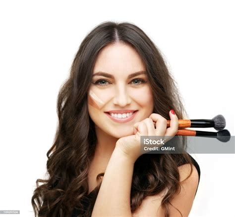 메이크업 브러쉬를 들고 아름 다운 여자의 초상화입니다 메이크업을 퍼 팅 윤곽을 그리고 메이크업을 강조 여자에 대한 스톡 사진 및 기타 이미지 Istock