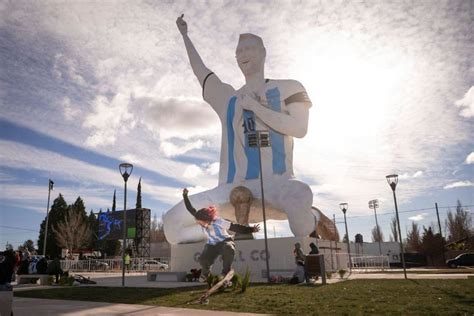 The Story Behind Lionel Messis Viral Statue In Patagonia Buenos