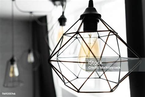 현대 아파트의 내부 거실에 전구로 로프트 스타일의 철 갓 빈티지 스타일의 전구입니다 벽에 나선형 유리 둥근 전구 가정용 시설에 대한 스톡 사진 및 기타 이미지 Istock
