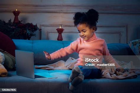 노트북과 홈 장치와 화상 통화 중 행복한 아프리카 계 미국인 소녀 기쁘게 생각하고 행복 보인다 우정에 대한 스톡 사진 및 기타 이미지 Istock