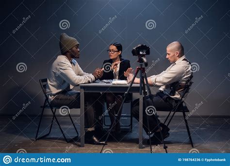 La Cámara Captura El Interrogatorio De Un Criminal Arrestado Por Vender