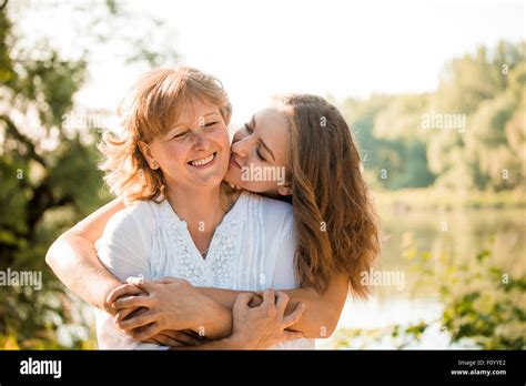 Reife Mutter Umarmt Mit Teen Tochter In Der Natur Im Freien An Sonnigen Tag Stockfotografie Alamy