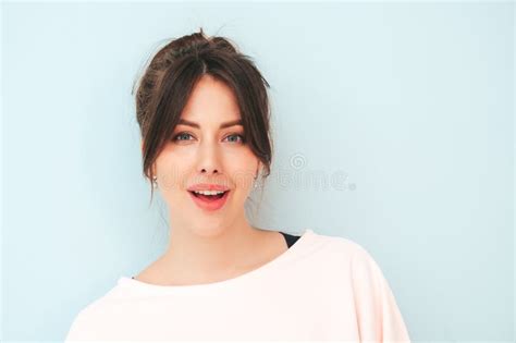 Bella Joven Posando En El Estudio Foto De Archivo Imagen De Ropa Alegre 273875222