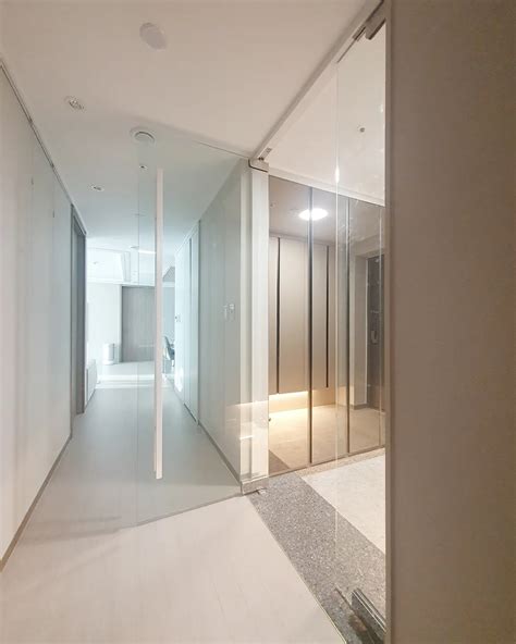 아이엠디자인현관중문스윙도어아파트중문금속인테리어철제중문좁은현관중문 Imdesigna • Instagram