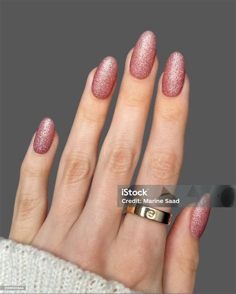 밝은 배경을 가진 젊은 여성의 손으로 다양한 현대적이고 혁신적인 모양의 화려하고 페인트 칠한 네일 매니큐어 가까운에 대한 스톡 사진 및 기타 이미지 Istock