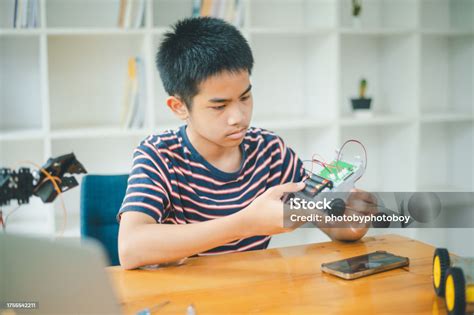 기술 로봇의 작업을 배우고 공부하는 아시아 소년홈스쿨과 기술 프로젝트를 위한 과학 어린 시절 아이들 취미 여가 라이프 스타일
