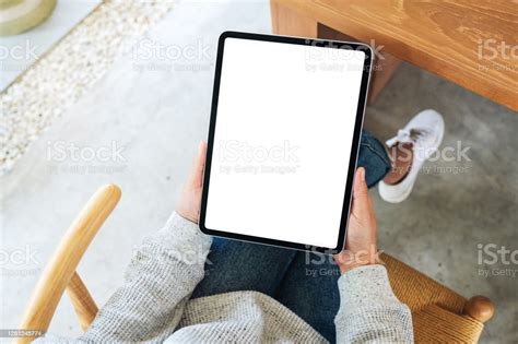 빈 흰색 데스크톱 화면으로 검은 색 태블릿 Pc를 들고있는 여성 검은색에 대한 스톡 사진 및 기타 이미지 검은색 공란 데스크탑 컴퓨터 Istock