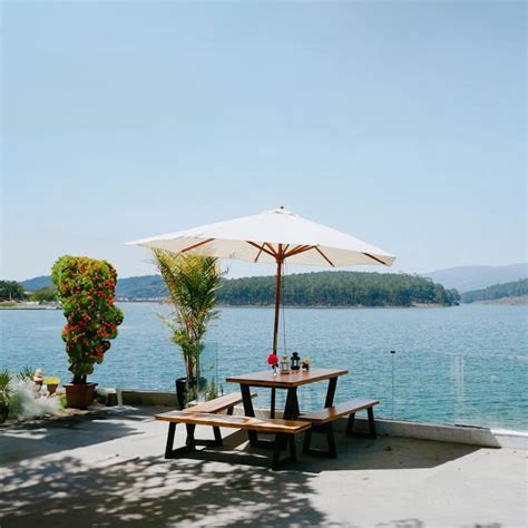 벤치 비치 파라솔 수직 쐈어 테라스 테이블 풍경 햇볕에 쬐 인 호수에 관한 무료 스톡 사진
