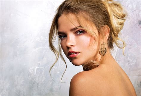 여성의 얼굴의 아름다움 초상화입니다 메이크업과 헤어 스타일을 가진 패션 모델 젊은 여자 건강한 생활방식에 대한 스톡 사진 및 기타 이미지 건강한 생활방식 곱슬 머리