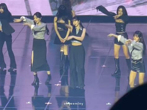 바나🐈 ً On Twitter Dawon Really Stopped Eunseos Hand On The First Day Only To Do It Herself On