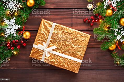 크리스마스 배경 장식 조명 눈송이 골드 볼 선물 상자 및 전나무 트리 플랫 어두운 나무 질감에 누워 빈 공간을 가진 최고의 볼 수 있습니다 0명에 대한 스톡 사진 및 기타