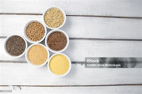 회색 배경에 다른 가루의 컬렉션입니다 메 밀 Chia 아마 아마 란 스 렌즈콩 쿠 스 쿠 스 밀의 상위 뷰 0명에 대한 스톡 사진 및 기타 이미지 Istock