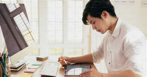 웹 디자이너 Ux Ui 디자이너는 모바일 애플리케이션 사용자 인터페이스를 디자인합니다 창의적인 계획 응용 프로그램 개발 스케치 레이아웃 와이어 프레임 디자인 사진