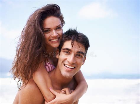 Tengo La Espalda Una Pareja Joven Disfrutando De Una Escapada En La Playa Foto De Archivo