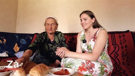 “veç Me Zotin Në Shpi” Rrëfimi I Të Moshuarës Teksa Han Drekë Me Gazetaren E Refuzon Shtëpinë