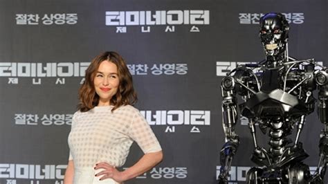 포토 에밀리아 클라크 터미네이터 옆 섹시한 사라 코너