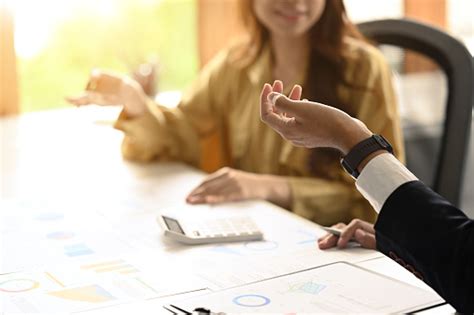 두 명의 전문 사업가가 함께 기업 사업 계획을 논의하는 이미지를 자릅니다 2명에 대한 스톡 사진 및 기타 이미지 2명 30 34세 계획 Istock