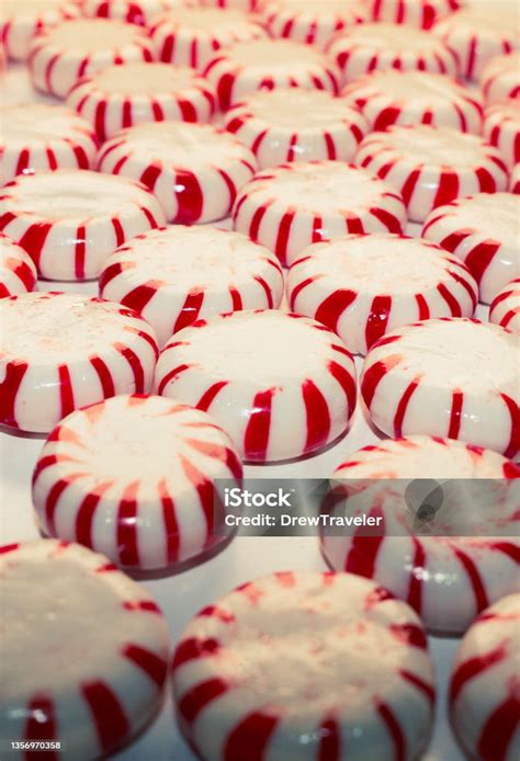 하드 사탕 지팡이 민트 수직 닫기 크리스마스 페퍼민트 배경 0명에 대한 스톡 사진 및 기타 이미지 0명 계절 공휴일 Istock