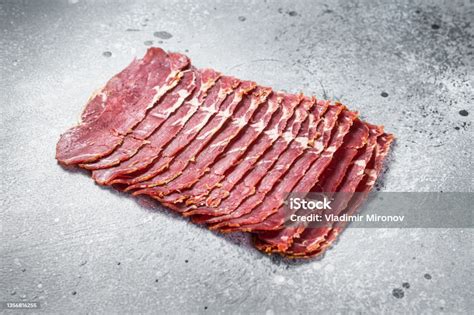 터키 베이컨 파스트라미 쇠고기 고기 회색 배경 위쪽 보기 0명에 대한 스톡 사진 및 기타 이미지 0명 건조한 검은색 Istock