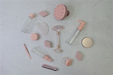 피부 관리 및 림프 배수 얼굴 마사지를위한 흩어져있는 분홍색 여성 화장품 장신구 괄사 흰색 배경 0명에 대한 스톡 사진 및 기타 이미지 Istock