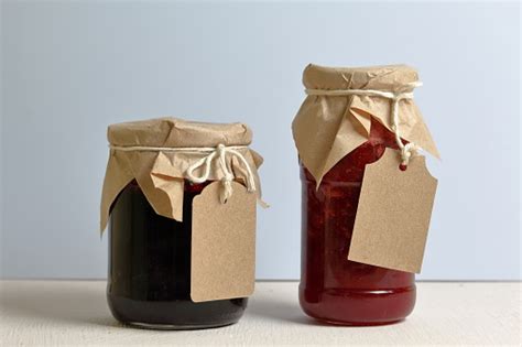 잼 항아리 종이로 덮여 꼬기로 묶여 끈에 공예 라벨을 걸어 흰색 배경에 건강한 식생활에 대한 스톡 사진 및 기타 이미지 건강한 식생활 공예 과일 Istock