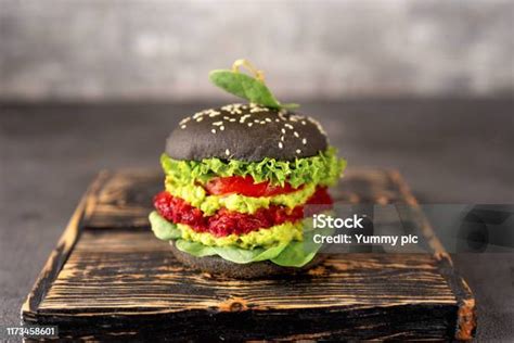아보카도와 사탕무 패티를 곁들인 비건 블랙 버거 절대 채식주의자에 대한 스톡 사진 및 기타 이미지 절대 채식주의자 햄버거 류 요리법 Istock