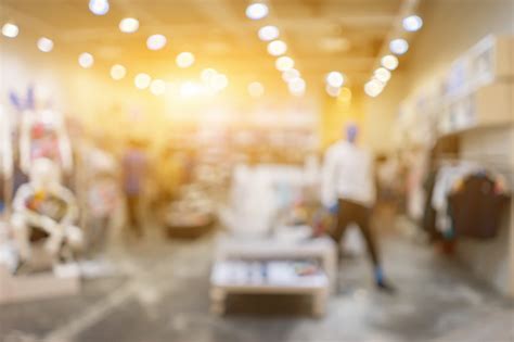 도시 쇼핑 사람들의 흐림 시장에서 사람들이 군중 신발 상점 추상적 인 배경 럭셔리 하 고 세련 된 브랜드의 새로운 인테리어 패브릭 소매 상점 빈티지 색상 상점에 대한 스톡