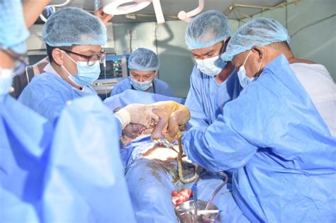 တပ်မတော်မြစ်တွင်းသွား ဆေးရုံရေယာဉ် ရွှေပုဇွန် နှင့် မြစ်ရေယာဉ် စကု တို့သည် မအူပင်ခရိုင်၊ မအူပင်မ