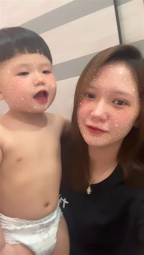 20歲懷孕 21歲生小孩 分手 現在23歲 不覺得丟臉 也不怕被笑 從不在社交軟體上隱藏小孩 比起有個生了才不愛小孩的爸爸 不如自己給他滿滿的