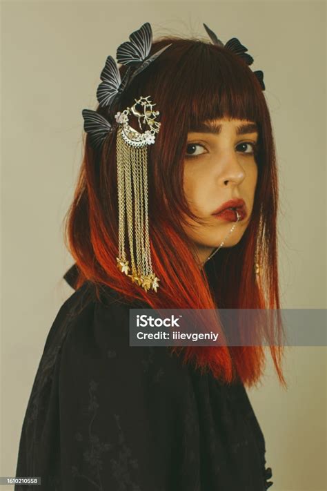 스튜디오에서 검은 드레스를 입은 빨간 머리 고딕 양식의 모델 Z세대에 대한 스톡 사진 및 기타 이미지 Z세대 가을 개성 개념 Istock