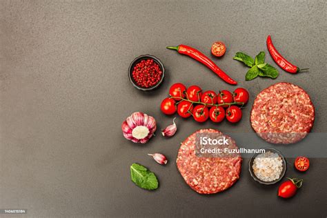 검은 돌 배경에 다진 쇠고기 고기에서 생 스테이크 커틀릿 신선한 야채 민트 날것에 대한 스톡 사진 및 기타 이미지 날것 다진 소고기 가루로 빻은 Istock