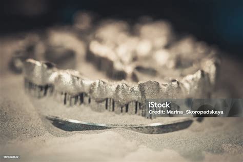 금속 3d 프린터 금속 클로즈업을위한 레이저 소결 기계에 인쇄 된 물체 3차원 인쇄에 대한 스톡 사진 및 기타 이미지 3차원 인쇄 식품첨가물 테크놀로지 Istock