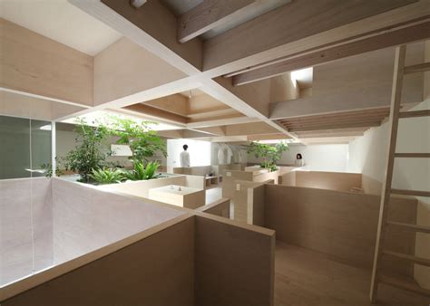 Katsutoshi Sasakis House In Hanekita Has A Grid Of Half Height Walls