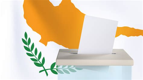 텍스트 또는 로고를 위한 공간이 있는 빈 투표용지가 키프로스 공화국 국기를 배경으로 투표함에 드롭됩니다 선거 개념입니다 3d