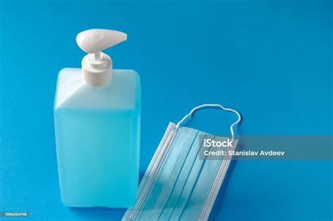 파란색 배경에 방부제 및 의료 용 마스크 한 병 헬스케어의 개념 공간을 복사합니다 0명에 대한 스톡 사진 및 기타 이미지 0