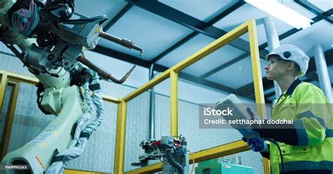 남성 엔지니어는 원격 제어로 테스트 자동화 움직임을 확인하기 위해 로봇 팔을 제어합니다 Stem 주제에 대한 스톡 사진 및 기타 이미지 Stem 주제 강철 개발