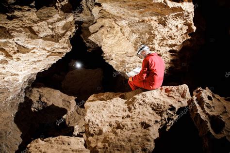 Hombre Caminando Y Explorando Cueva Oscura Con Faro De Luz Bajo Tierra Misterioso Oscuro