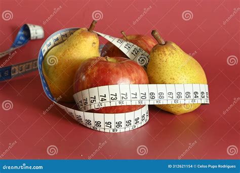 Medida De Cinta Y Manzana Que Simboliza La Dieta Y La Obesidad Foto De