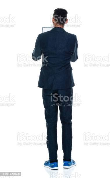 양복을 입고 서 있는 전신 길이후면백1인2029세 성인 잘생긴 사람 흑발짧은 머리 아프리카 민족아프리카계 민족아프리카계 미국인 사업가사업가 서 있는 사람 비즈니스에 대한
