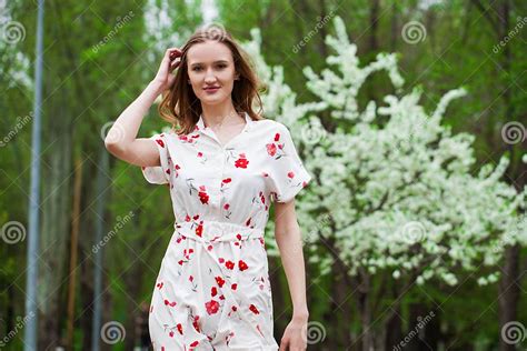 Портрет молодой красивой белокурой женщины в белом платье Стоковое Изображение изображение