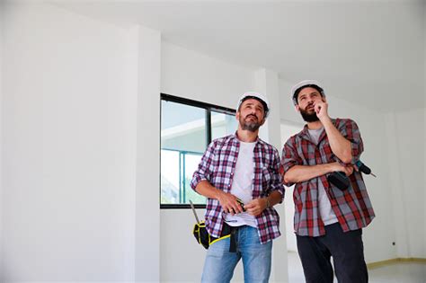 건설 현장에서 안전 유니폼 작업 및 계획에있는 두 명의 건설 엔지니어 남자 팀 유지 보수 서비스 수리 및 핸디맨 개념 2명에 대한 스톡 사진 및 기타 이미지 Istock