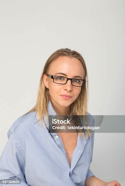 터키 이스탄불에서 스튜디오에서 포즈 컵 젊은 우크라이나어 여자 모델 금발 머리에 대한 스톡 사진 및 기타 이미지 금발 머리 동유럽 후예 사람들 Istock