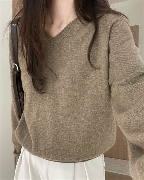 헤토프 ‘두아 캐시미어 브이넥 니트‘ 소프트한 터치감이 돋보이는 캐시미어와 보온성을 높인 파인울 혼방의 니트 소개드려요 🧶 어깨선 없는 나그랑 디자인으로 여리한