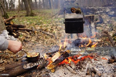 배경에 텐트와 캠프 파이어에 관광 주전자 화재에 대 한 막대기로 손을 가정 주방에 대한 스톡 사진 및 기타 이미지 가정 주방 가정의 방 관광 Istock