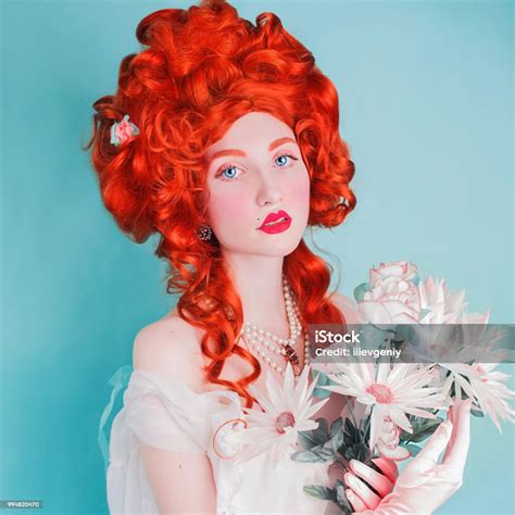 보석 파란색 배경에 흰색 드레스에 매우 긴 머리를 가진 젊은 빅토리아 여자 머리에 분홍색 장미와 손에 꽃 르네상스 요정 공주 빅토리아 시간의 스타일에 머리 감각 지각에 대한