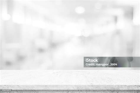 빈 흰색 테이블 상판 카운터 흐림 관점 보케 라이트 배경 흰색 콘크리트 돌 테이블 선반 및 흐릿한 부엌 레스토랑 음식 제품