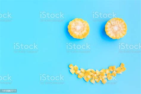 노란색 옥수수 속대 조각과 씨앗을 파란색 배경에 묻히고 미소 얼굴 건강한 식생활에 대한 스톡 사진 및 기타 이미지 건강한 식생활 고립 색상 곡초류 Istock