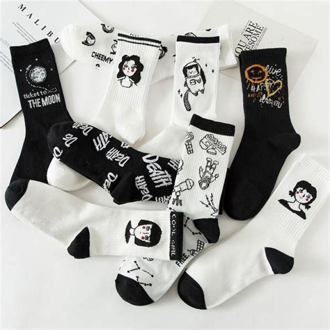 New Autumn Black And White Sports Women Socks Combed Out Of Pure Cotton