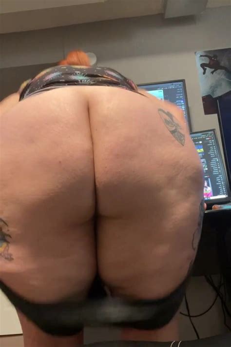 Wide Ass Milf Mooning In Home Office на русском