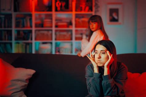 Mamá Estresada Tratando Con Un Niño Travieso E Hiperactivo En Casa